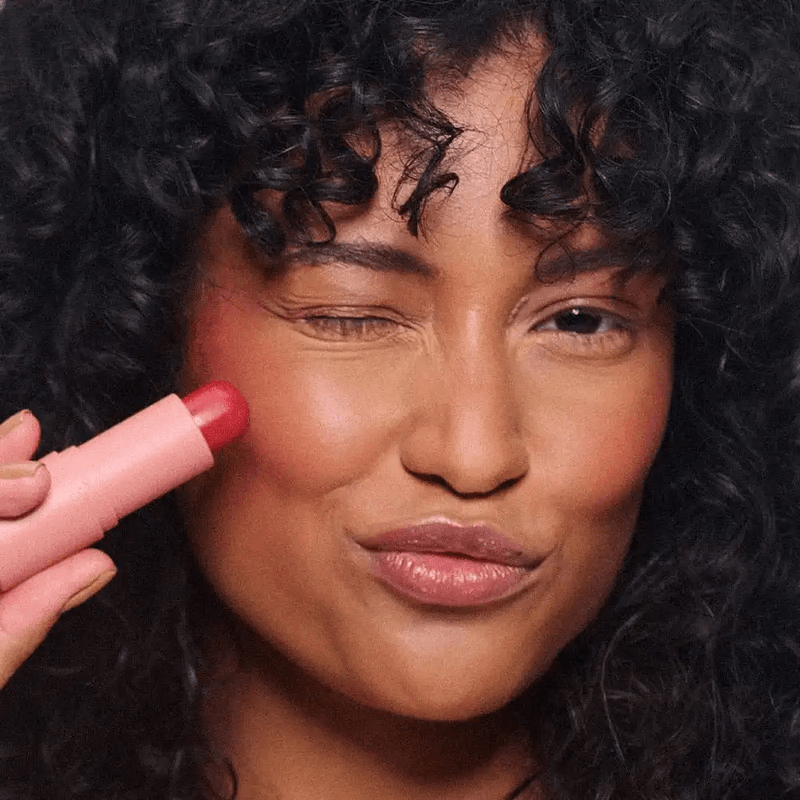 Blush em Bastão Mascavo Flush Stick 6g - Cor Hibiscus | Amobeleza